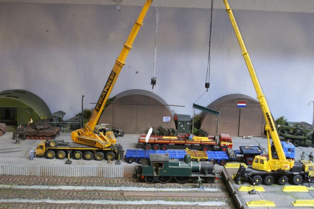 Wegvervoer in model NS 5500 en de BR 64-415 | Sleutel Spoor